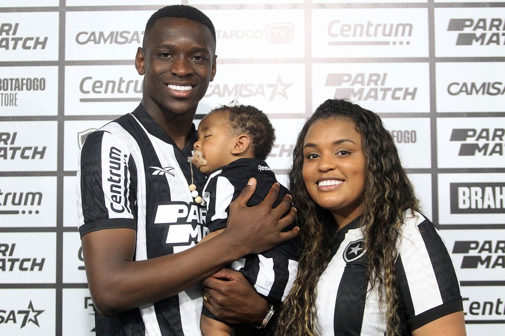 Atacante do Botafogo e da seleção, Luiz Henrique pede nova namorada em ...