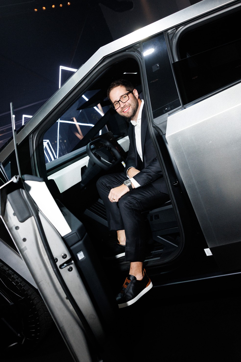 Marcello Safe celebra R$ 100 milhões em faturamento e ganha uma Cyber Truck em homenagem