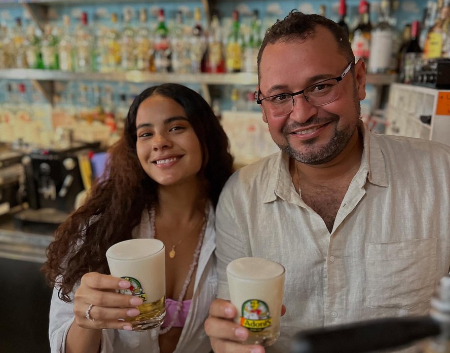 Maria de Fátima? Bella Campos surge com copo de cerveja em bar ...
