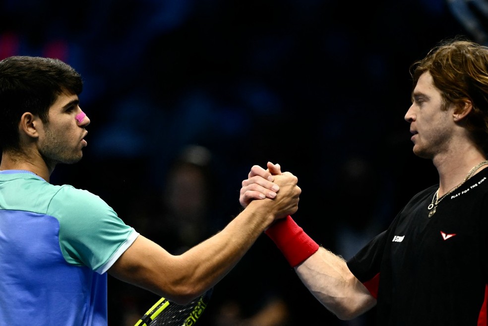 Alcaraz supera Rublev e ganha fôlego após derrota inicial no ATP Finals ...