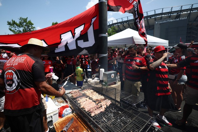 Torcida do Flamengo cria clima de Maracanã na Filadélfia antes de jogo ...