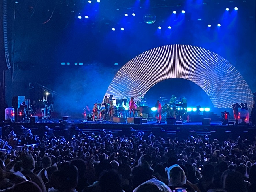Arcade Fire faz show com público reduzido no Lollapalooza, porém fiel