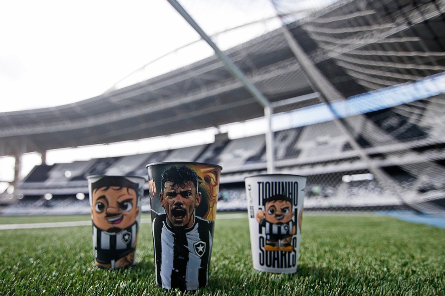 Botafogo vendeu oito mil copos da linha de Tiquinho Soares na partida ...