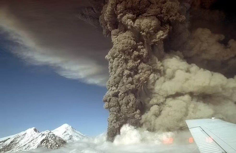 Especialistas alertam que vulcão no Alasca está cada vez mais perto da ...