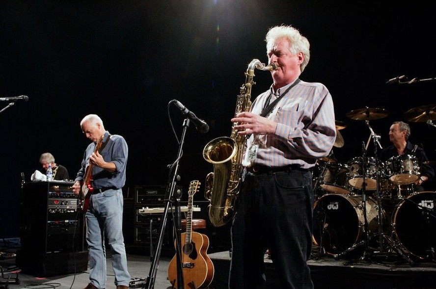 Morre Dick Parry, saxofonista do Pink Floyd; anúncio é feito por David ...