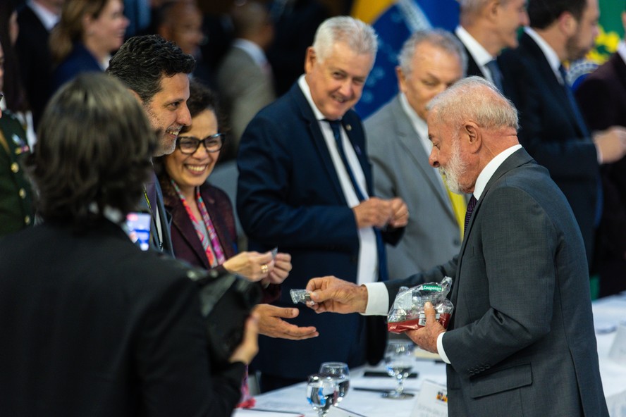 Lula distribui balas em reunião no Planalto para se desculpar por atraso