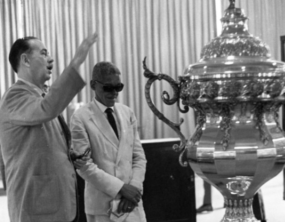 Fotos mostram primeira visita do tricolor Cartola à sede do Fluminense