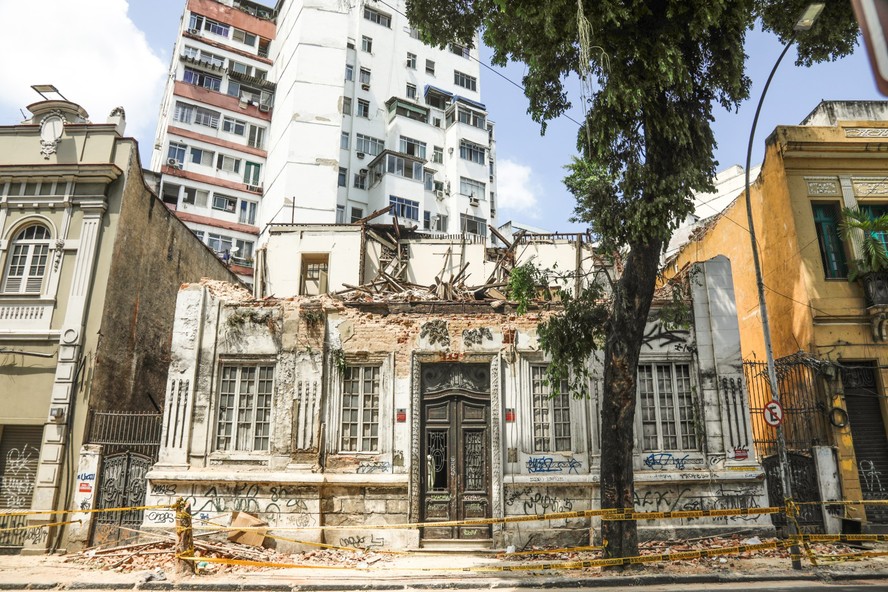 De quem é a culpa? Casarão desmorona no Centro do Rio e expõe abandono ...