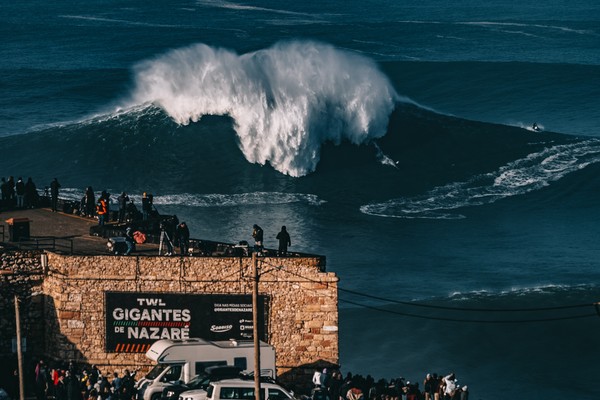 Ondas gigantes de Nazaré: saiba o que causa fenômeno em praia ...