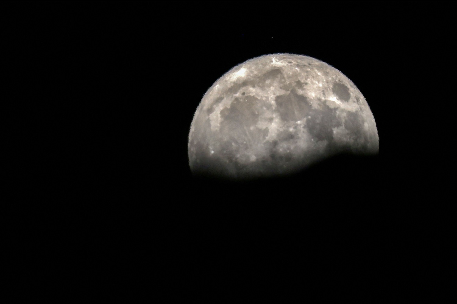 Lua pode ser mais velha do que se imaginava, segundo astrônomos