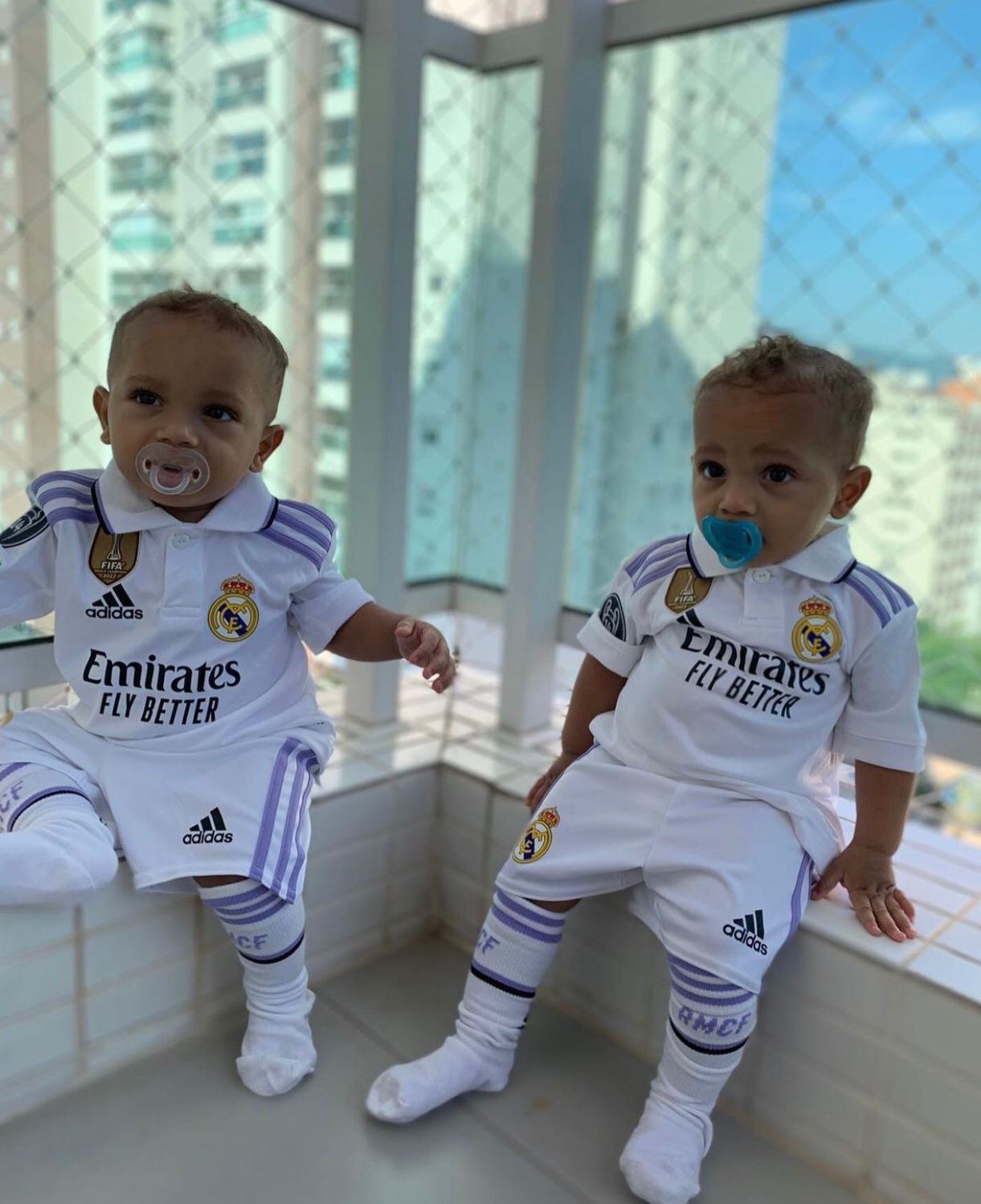 Aos 2 anos, filhos gêmeos de Rodrygo já treinam futebol: 'É instinto ...