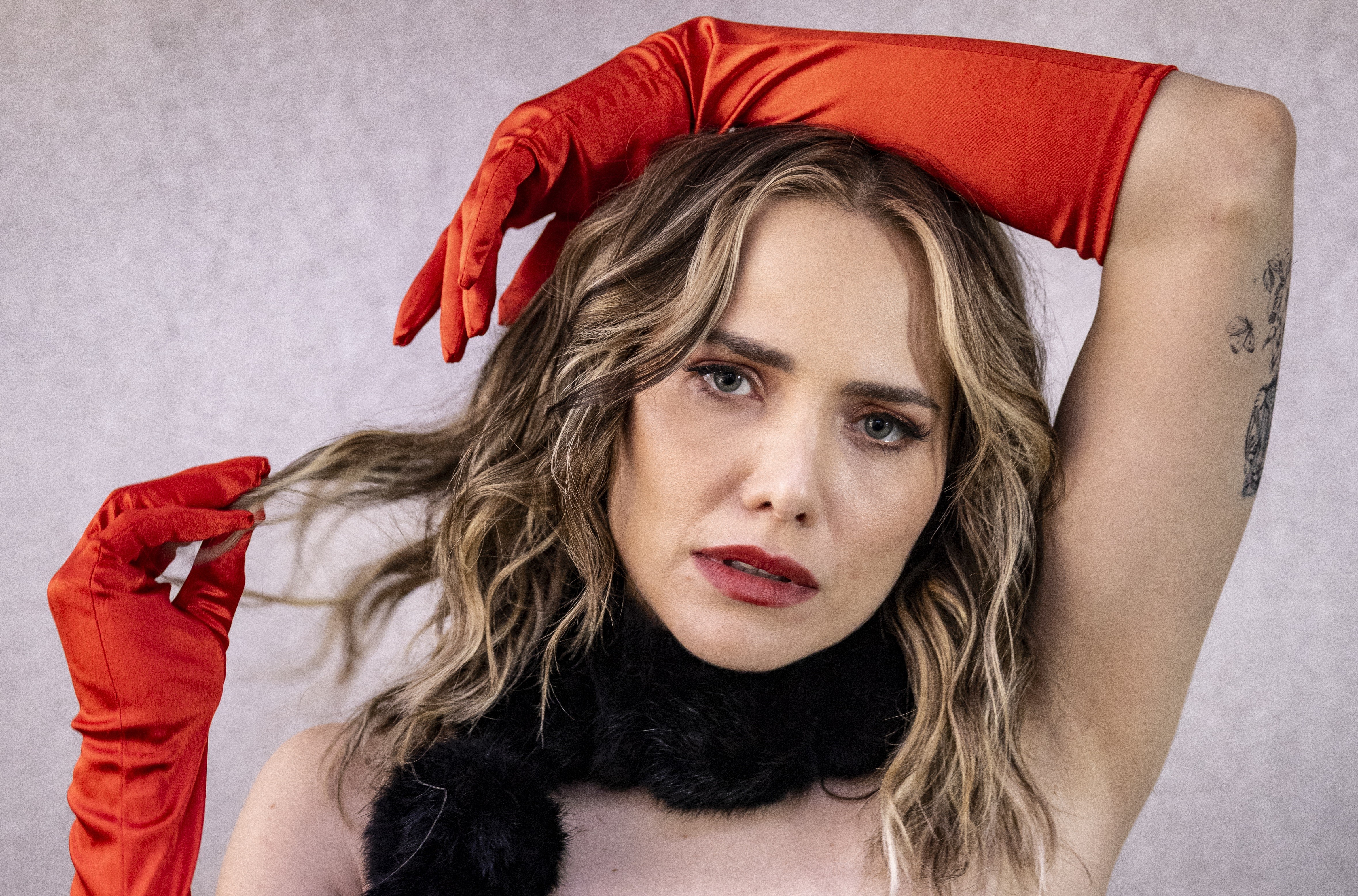 Leticia Colin surge como ex-prostituta que organiza festas para homens ...