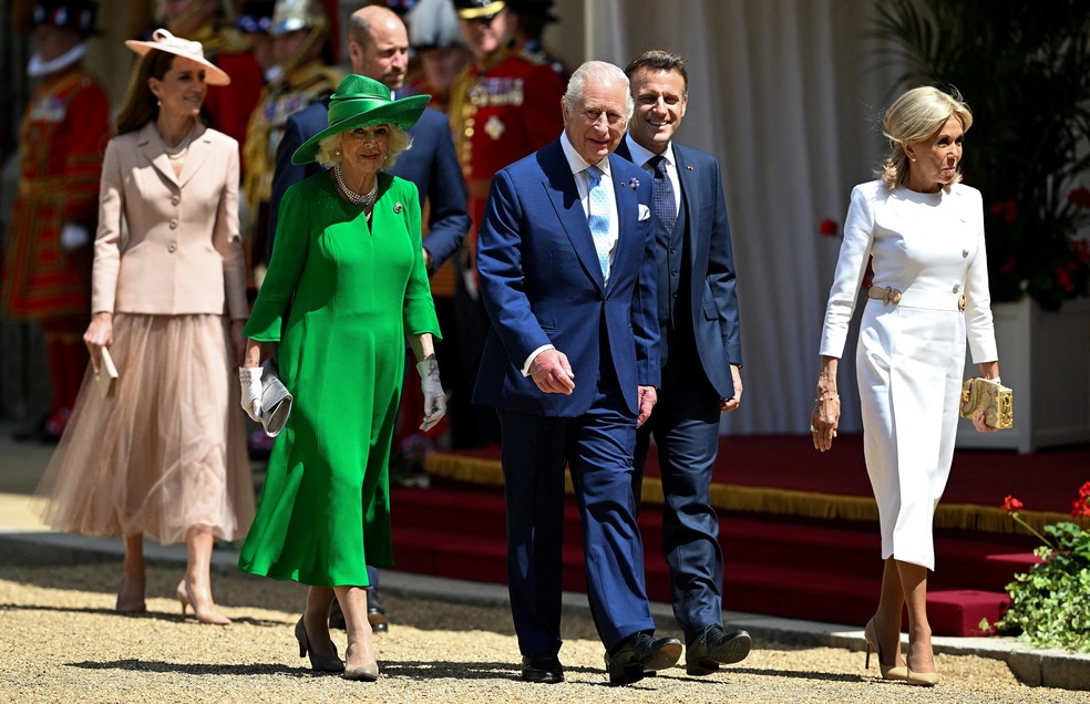 Primeira-dama rejeita ajuda de Macron ao desembarcar do avião diante da ...