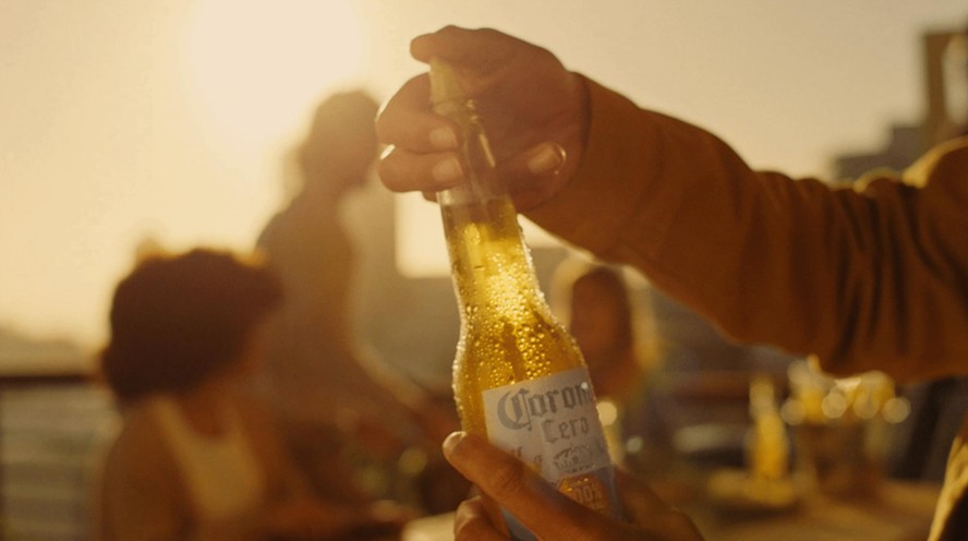 Ambev leva cerveja zero álcool para o carnaval