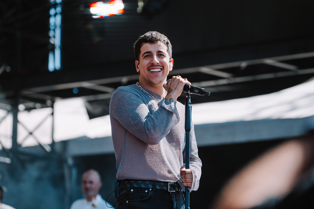 Conheça Fernando Daniel, cantor que é fenômeno em Portugal e busca ...