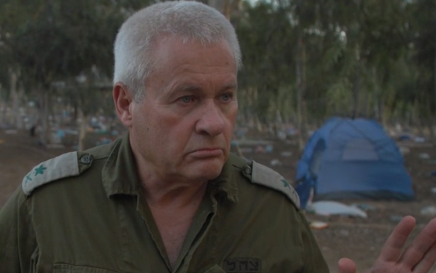 General aposentado veste uniforme, pega armas e lidera jovens contra ...