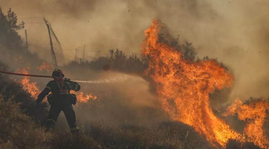 Centenas de pessoas são evacuadas enquanto incêndio florestal na Grécia ...