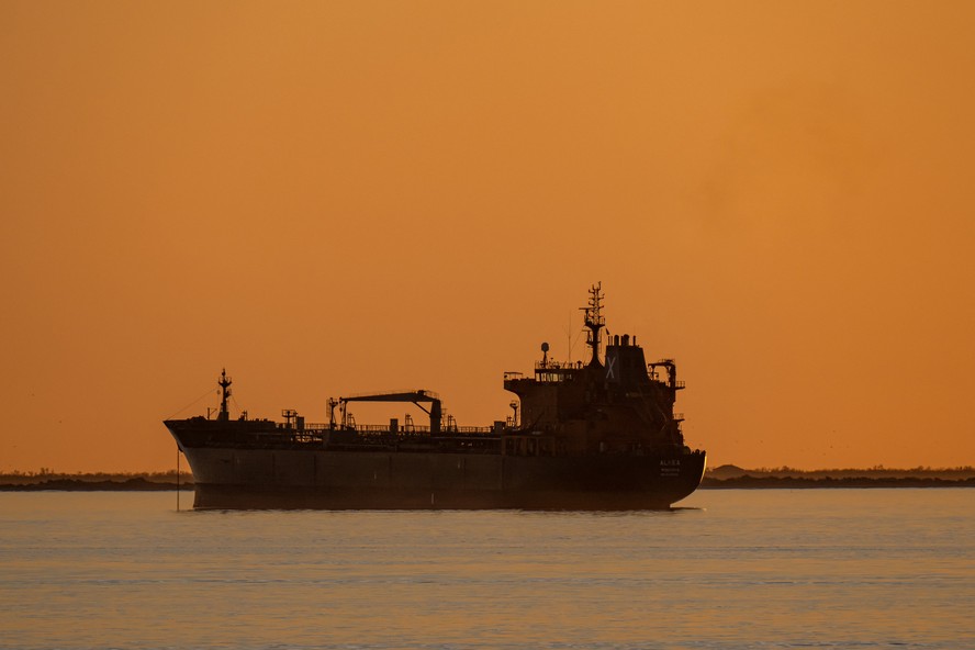 Tensão em Ormuz aumenta após apreensão de navio 'arsenal flutuante' e ...