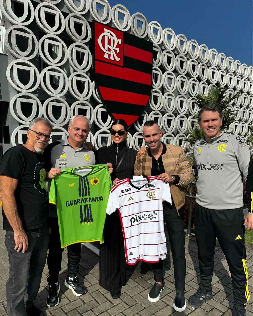 Kelly Key visita CT do Flamengo com marido e entrega: 'Discutindo ...