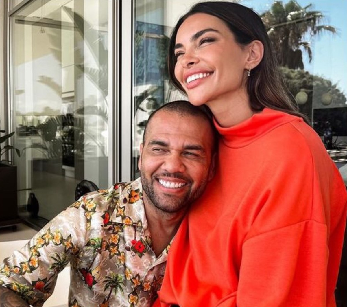 Joana Sanz aparece pela primeira vez ao lado de Daniel Alves após prisão: 'Somos felizes. Quem ...