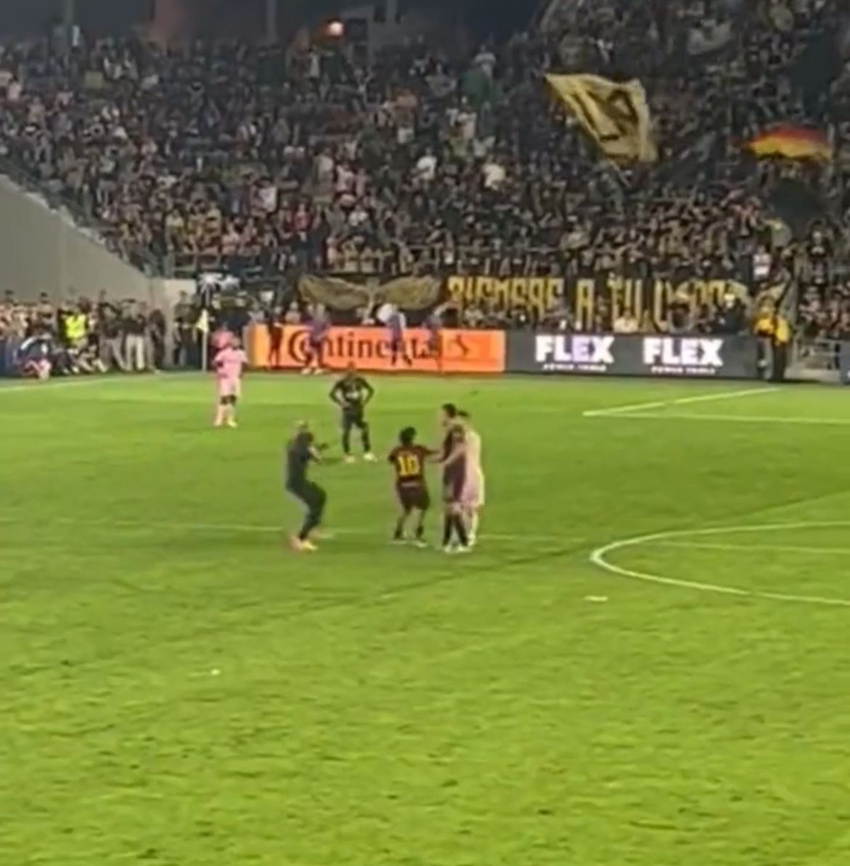 Torcedor invade campo para abraçar Messi, mas para em guarda-costas do ...