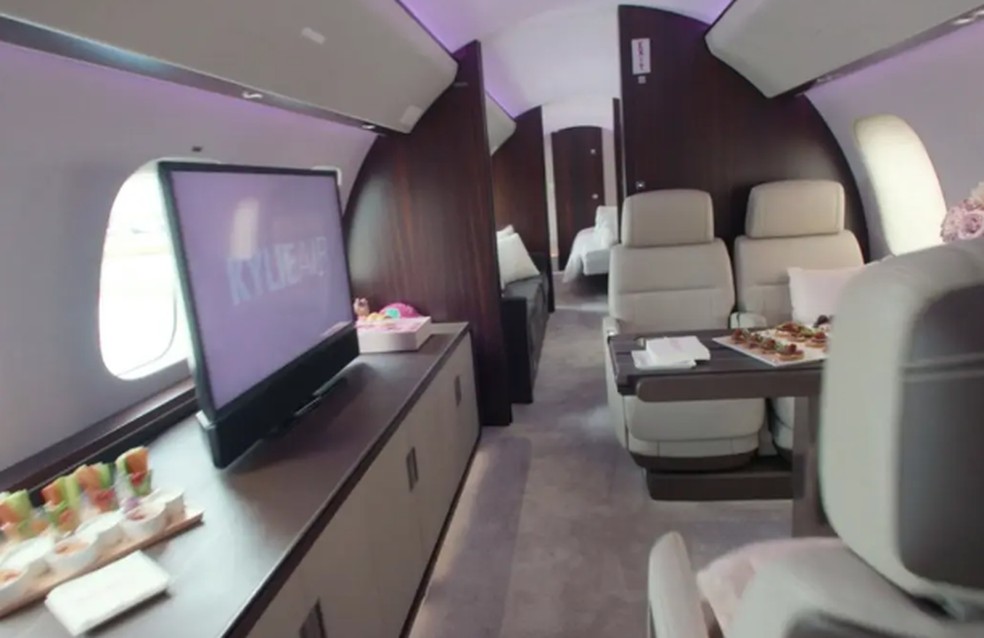 Conheça o cardápio servido no jatinho de luxo de Kylie Jenner