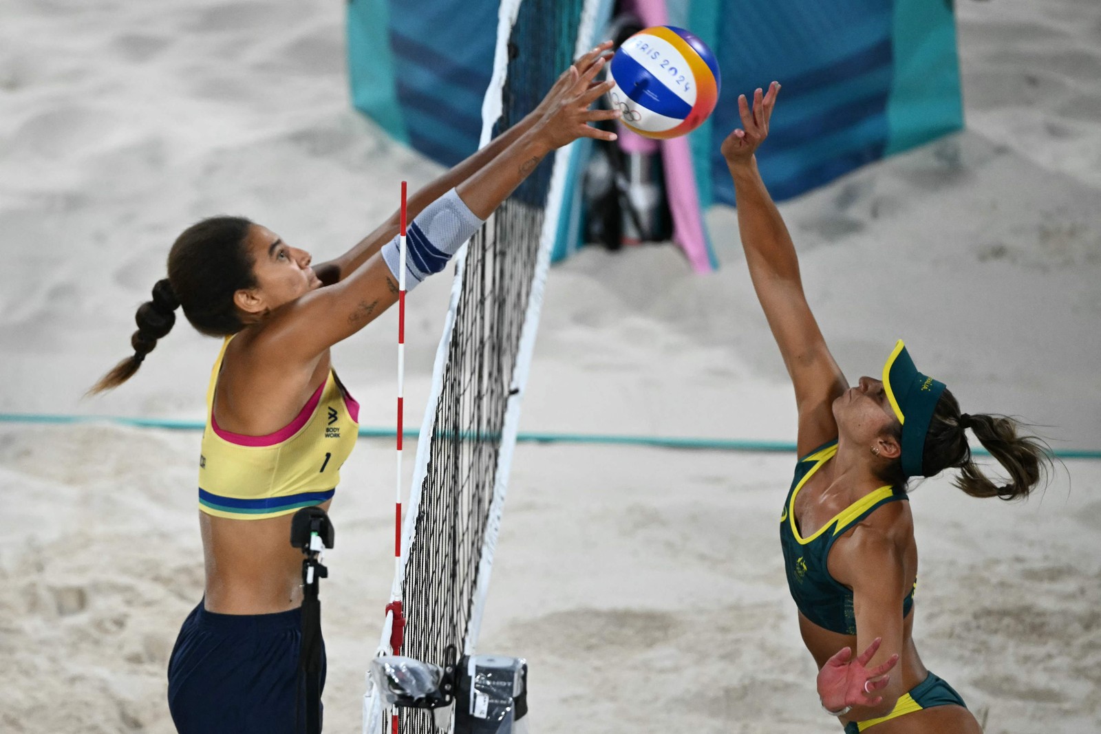 De virada, Duda e Ana Patrícia vencem australianas e garantem medalha de prata no vôlei de praia ...