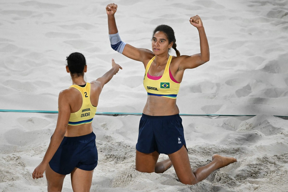 De virada, Duda e Ana Patrícia vencem australianas e garantem medalha de prata no vôlei de praia ...
