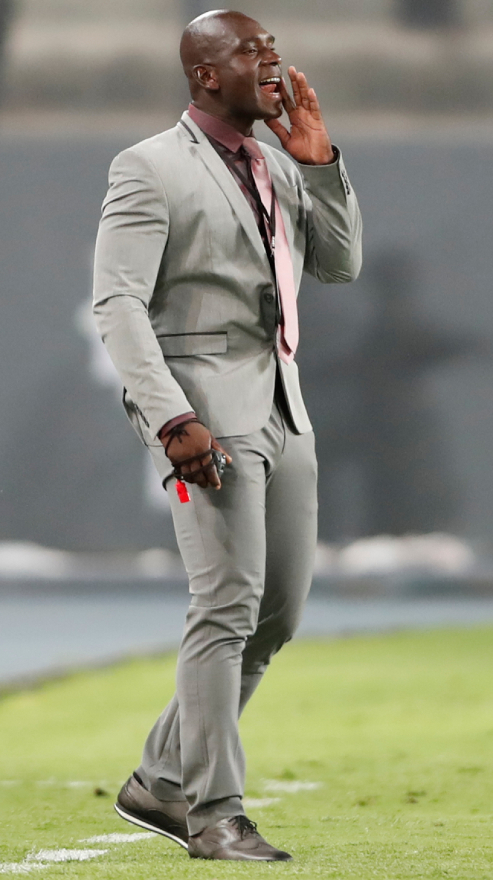 Técnico equatoriano que viralizou por estilo contra Corinthians tem ...