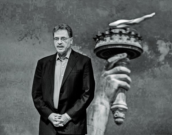 Larry Diamond: 'O legado da pandemia será a vigilância do Estado'