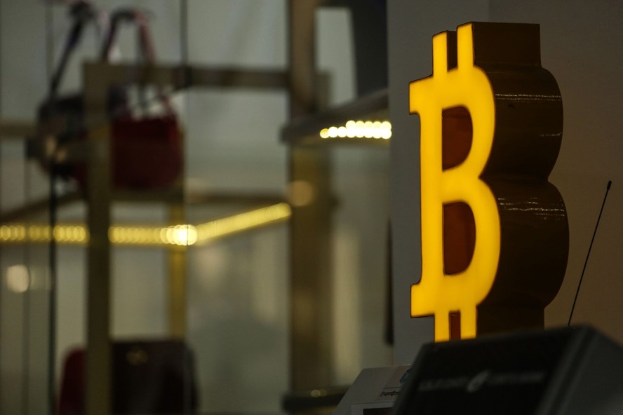 Bitcoin alcança nova máxima histórica e ultrapassa US$ 111 mil