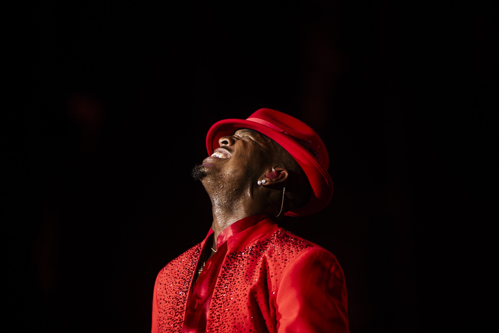 Mulher vence concurso promovido por Ne-Yo no Rock in Rio e ganha toalha ...