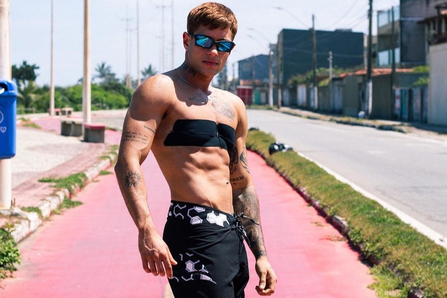 ‘Estrela da casa’: por que Nick Cruz usa faixas pretas no peito? Cantor ...