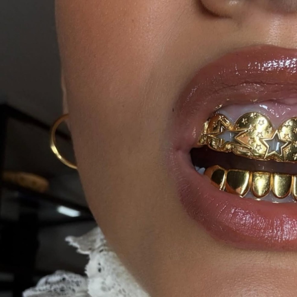 Bella Campos surge usando grillz: 'Fiz uma joia nova'