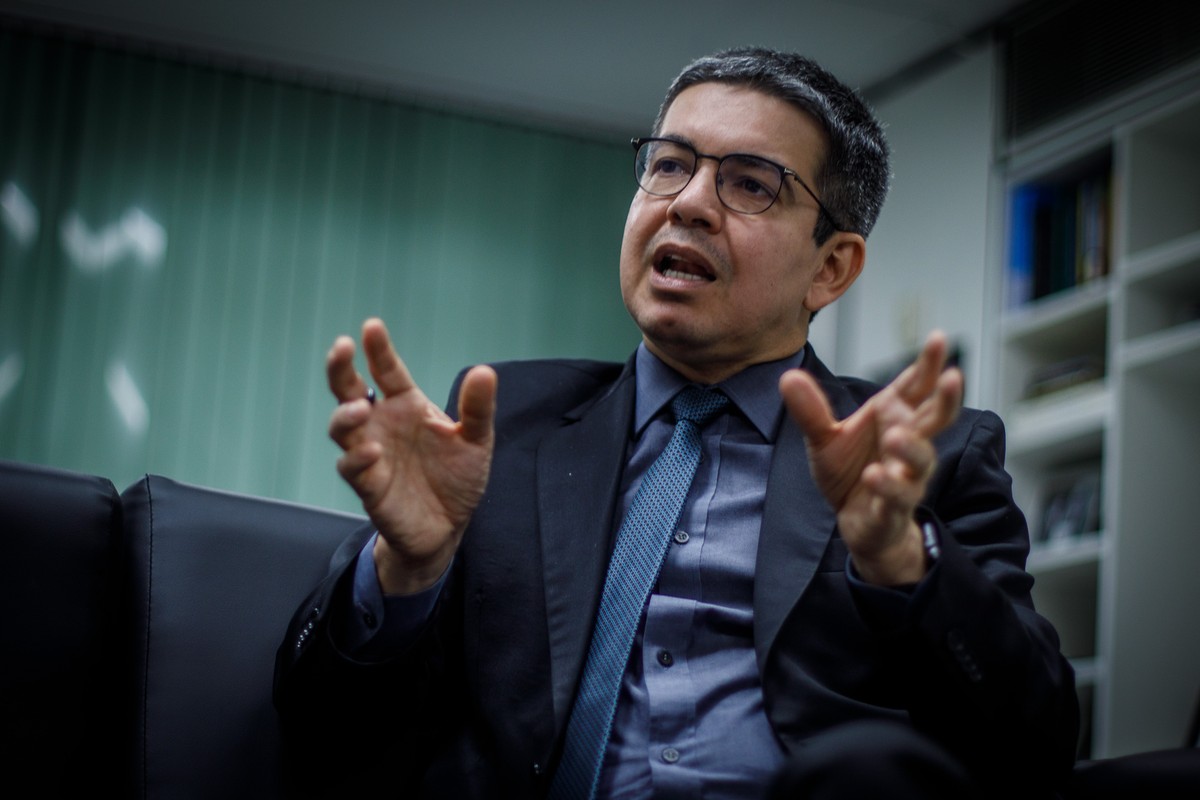 'Governo está de braços abertos' para o PL, diz Randolfe Rodrigues