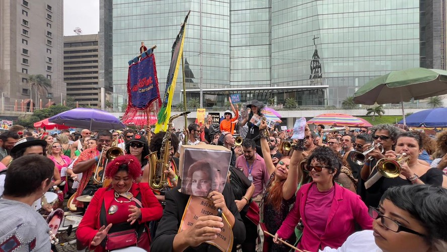 Quem matou Odete Roitman? Debora Bloco desfila em carnaval fora de ...