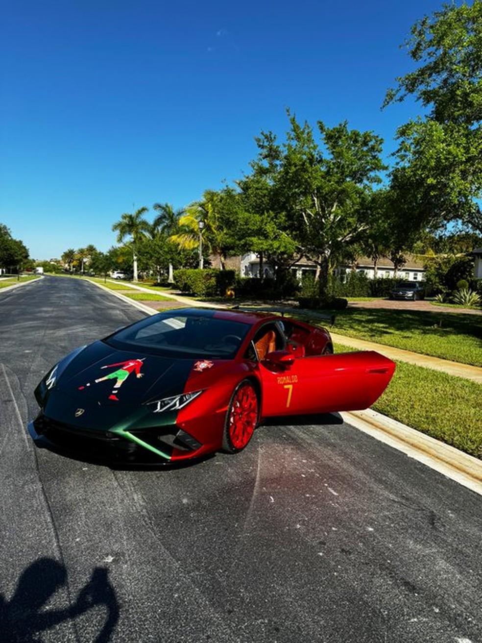 Influencer Speed compra Lamborghini e personaliza carro com foto do ...