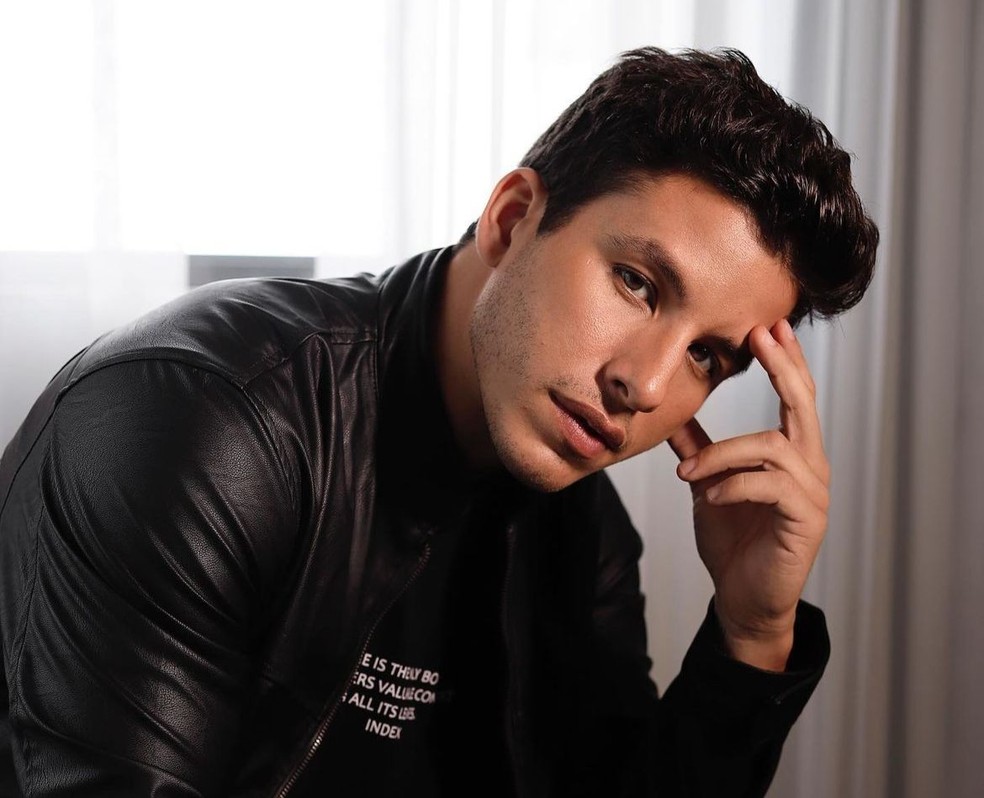 Ricky Tavares fala sobre novos trabalhos e namoro com Carol Bresolin