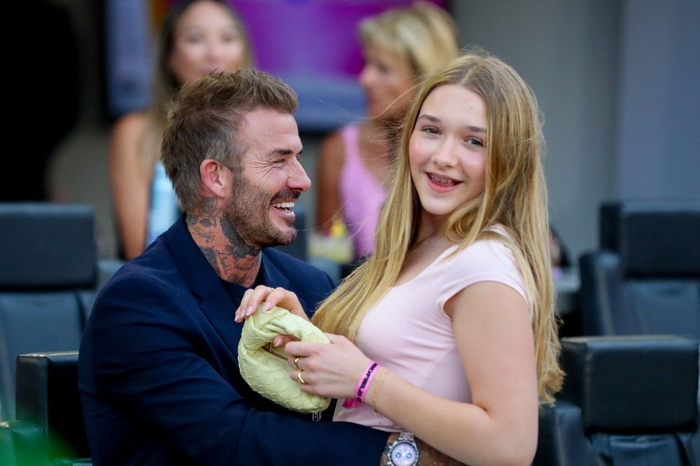 Filha de Victoria e David Beckham rouba a cena em jogo; web reage: 'É a cara do pai'