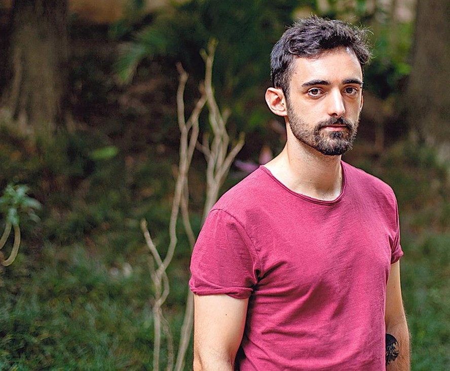 Em primeiro romance, contista Tobias Carvalho retrata relacionamentos entre jovens gays de Porto ...