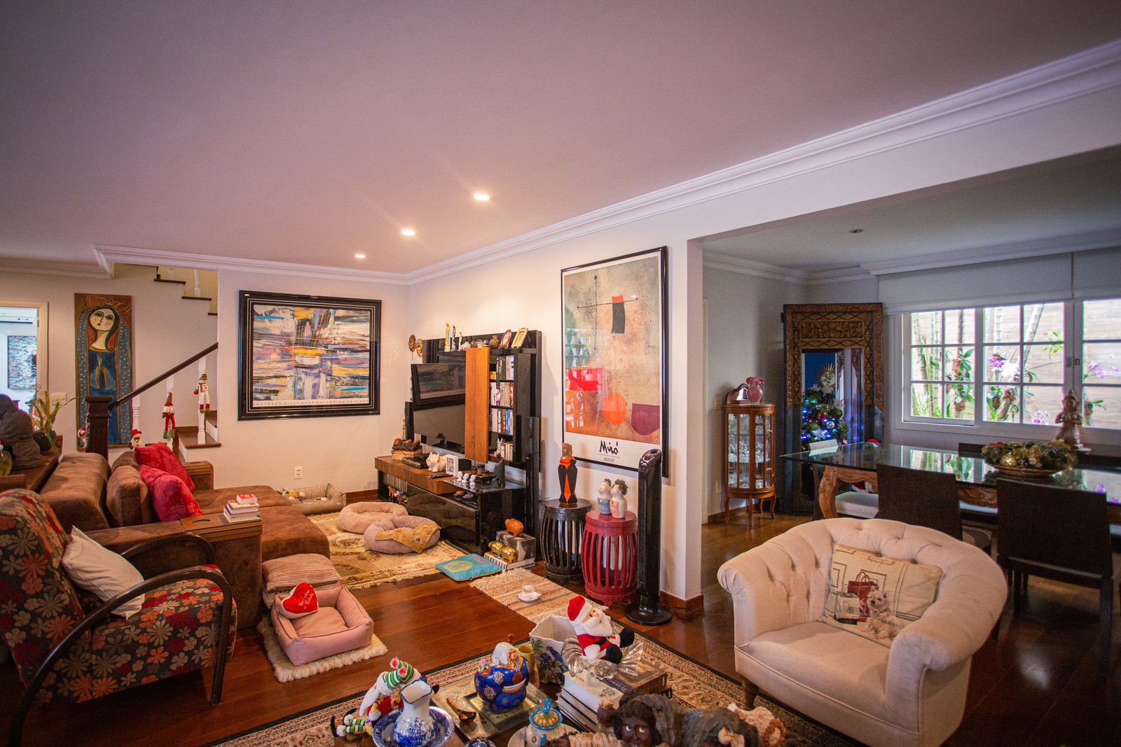 Beth Goulart mostra casa, fala da carreira e de etarismo e comenta luto ...