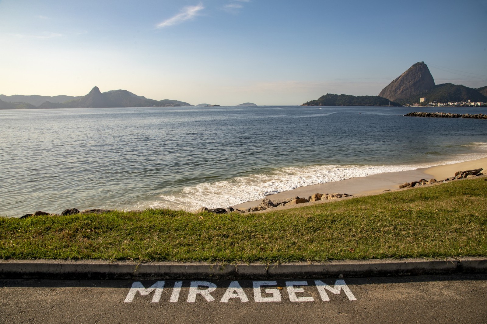 Artista intriga cariocas ao pintar palavras pelas ruas da cidade