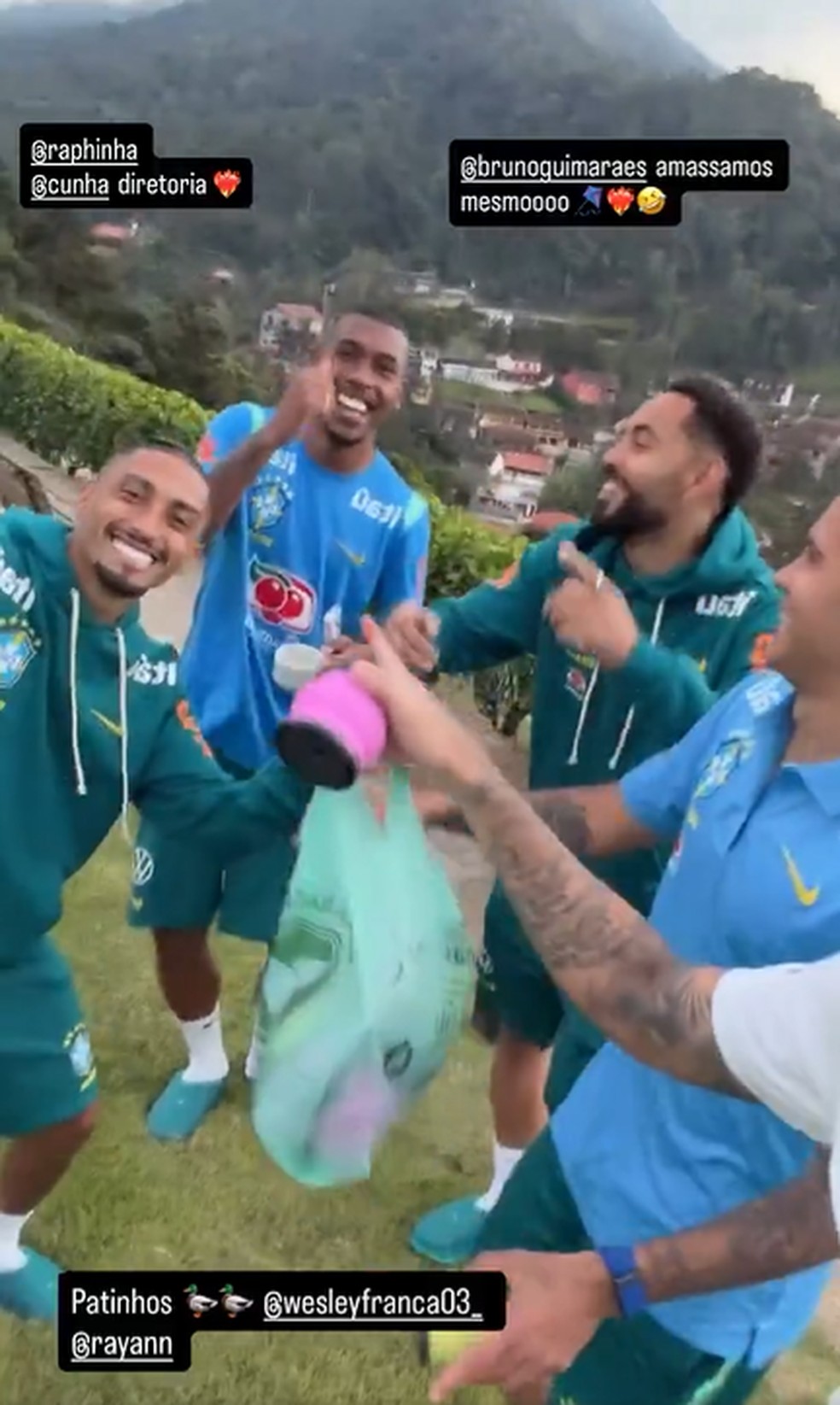 Paquetá e Bruno Guimarães vencem disputa de pipa na Granja e provocam ...
