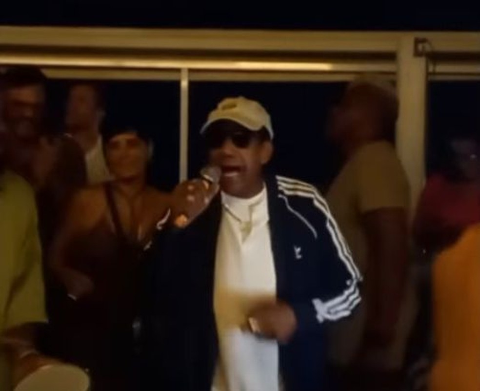 Aos 84 anos, Jorge Ben fica até mais tarde e dá canja no aniversário de ...