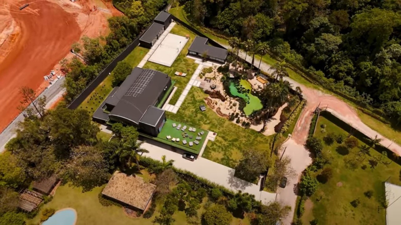 Lamborghini na garagem, mansão com lago de ozônio e contratos de R$ 8 ...