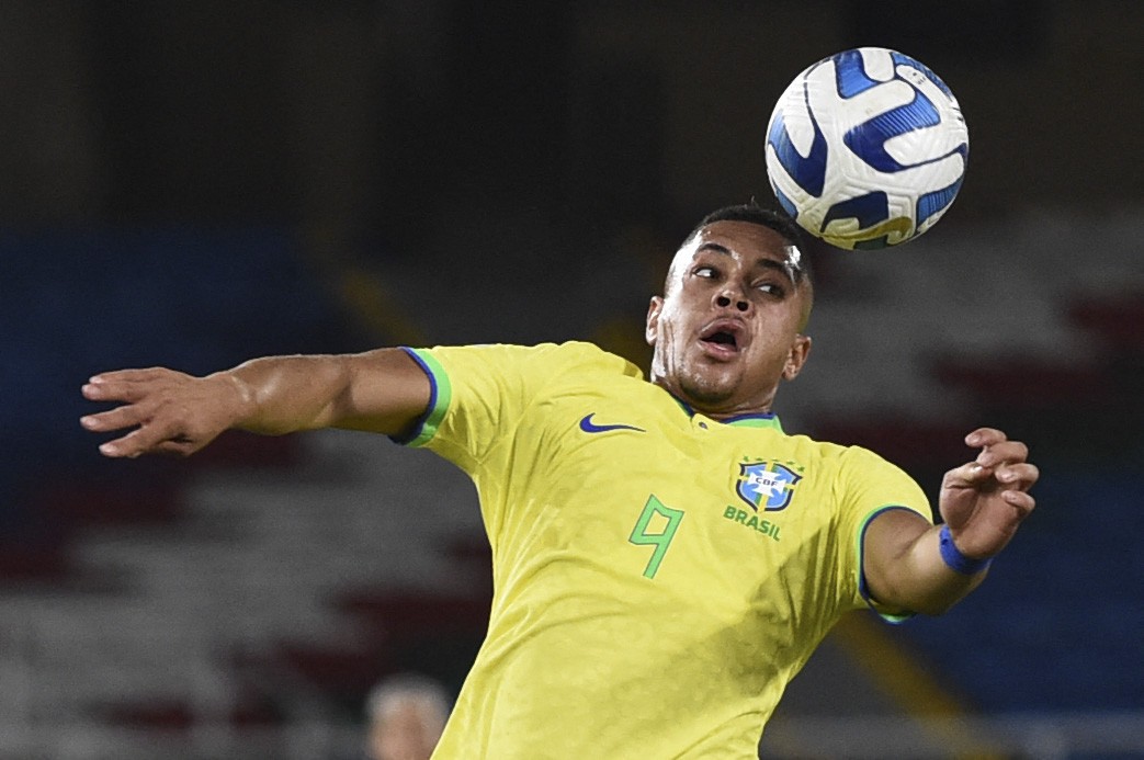 Barcelona encaminha empréstimo de Vitor Roque ao Real Betis, da Espanha