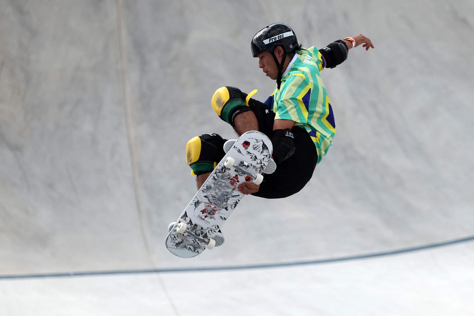 Em prova emocionante, Augusto Akio é medalha de bronze no skate park em ...