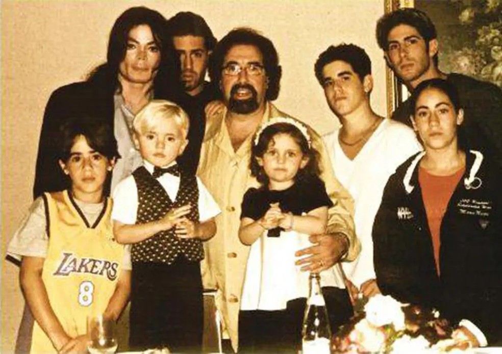 Supostas vítimas sexuais de Michael Jackson pedem US$ 200 milhões ao ...