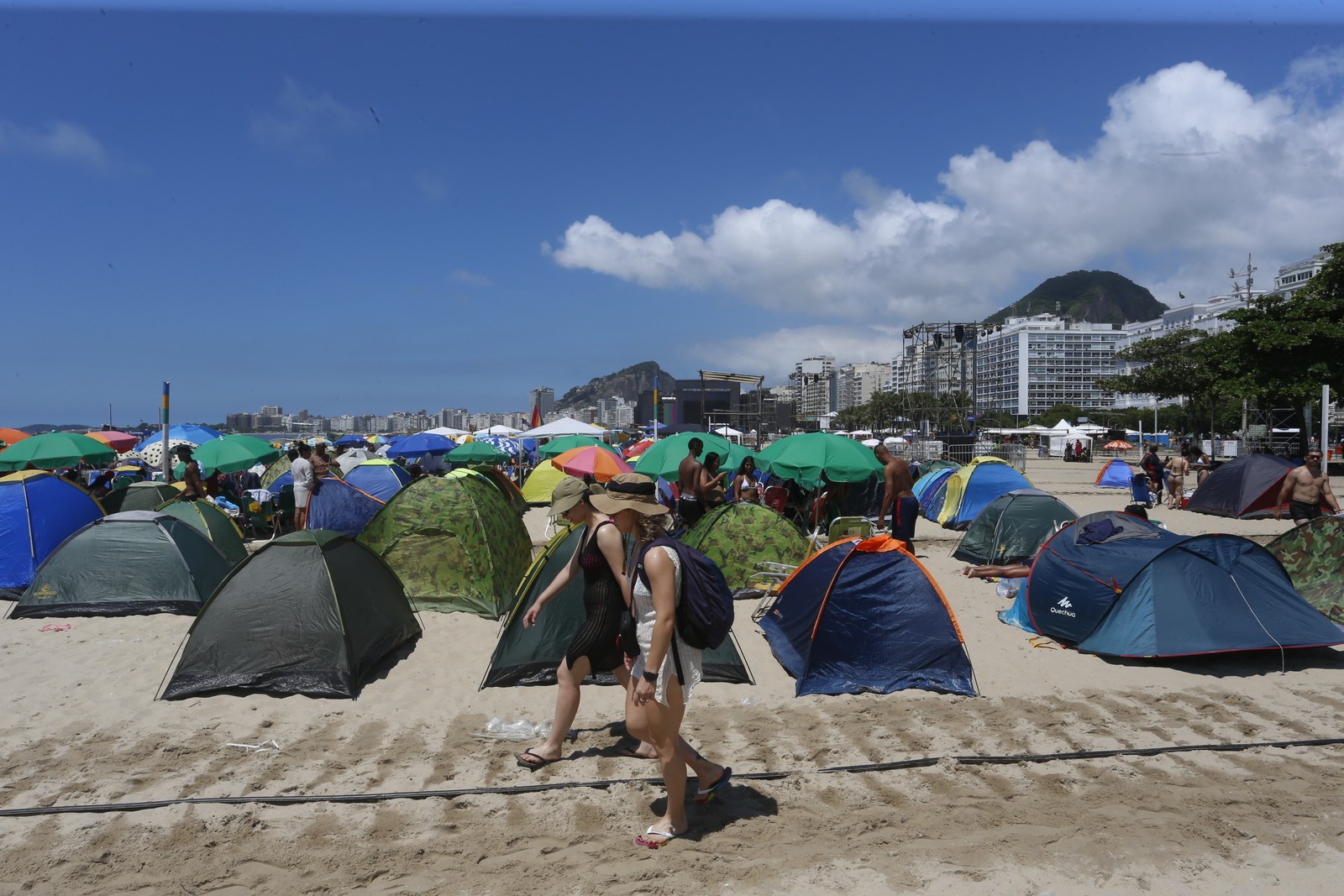 Com calorão e praia cheia, último dia de 2024 leva festival de idiomas ...