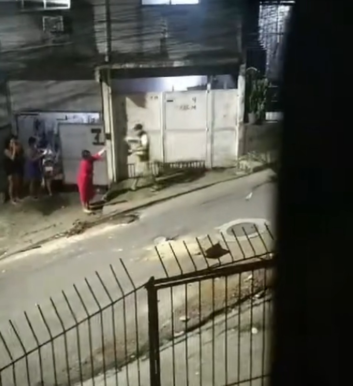 Vídeo: morador registra momento em que menina é atingida por bala ...